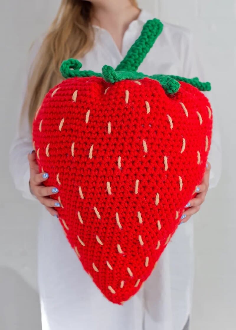 33 Crochet Strawberry Patterns (All Free!) - Zamiguz